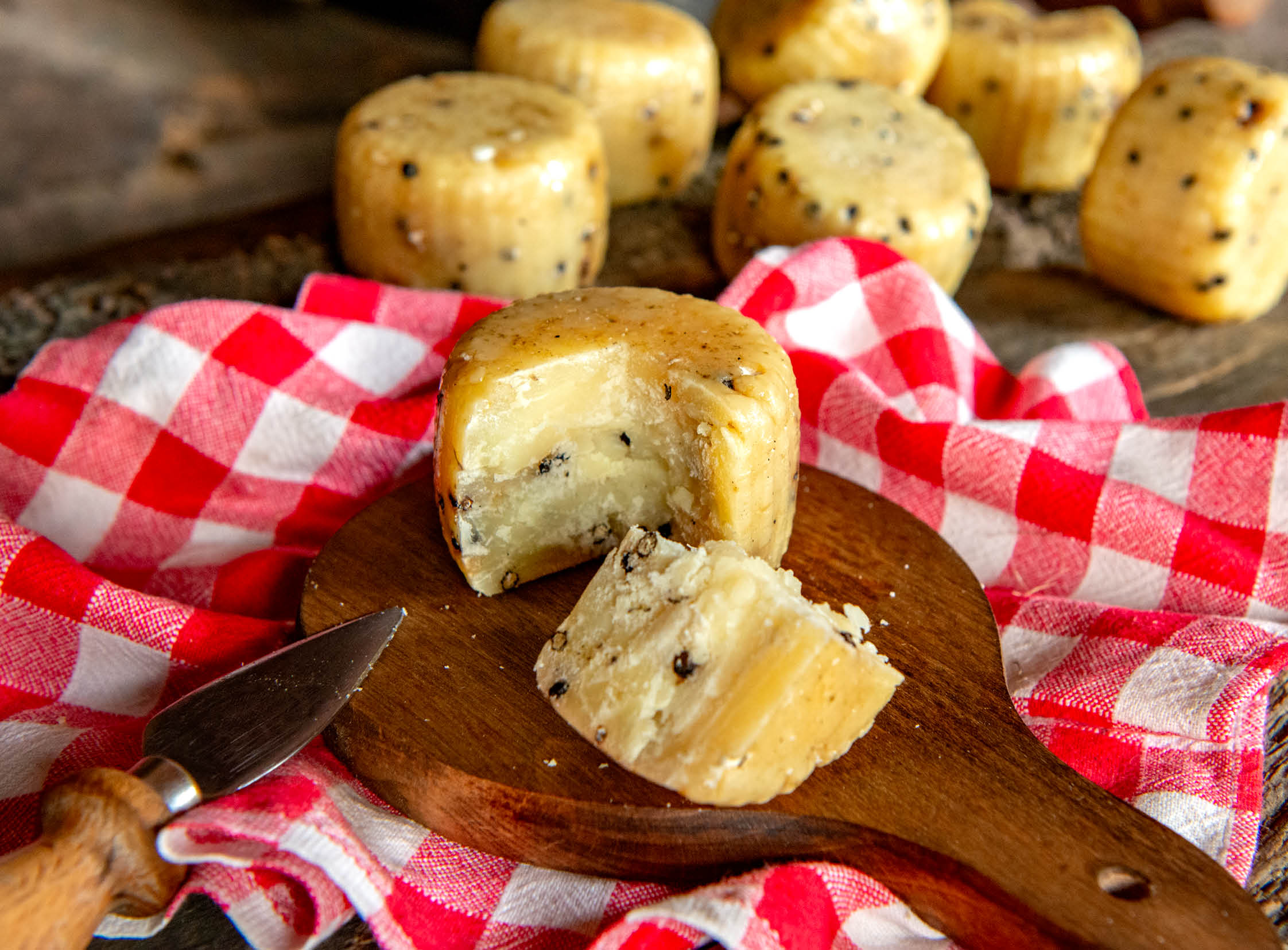 Ca. 2 maanden gerijpt Micro-Pecorino met peperkorrels (1 vorm, ca. 400 ...
