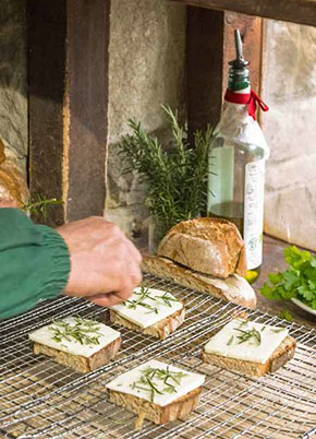 Crostini caldi con pecorino e rosmarino | Fattoria La Vialla