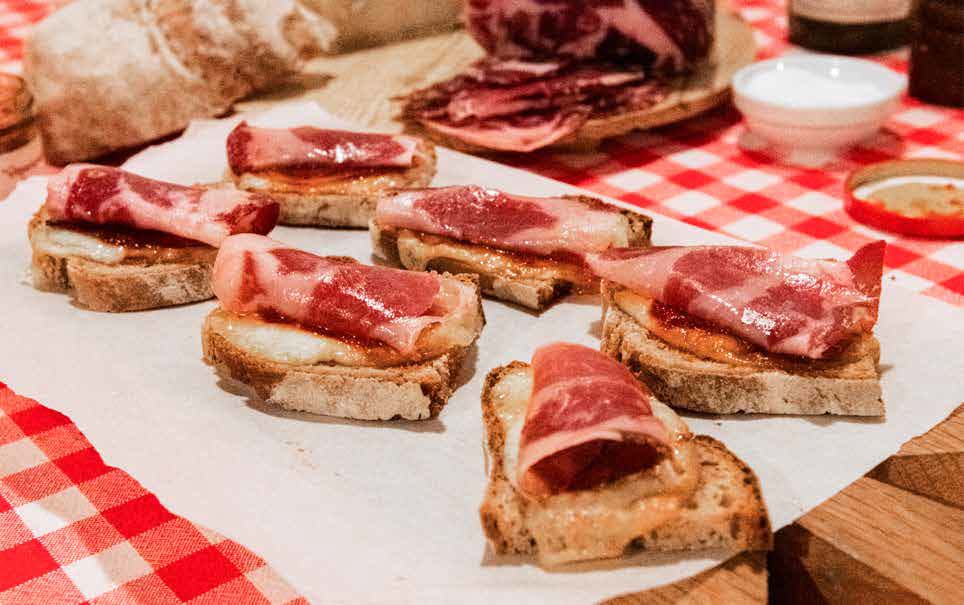 Crostoni con Pecorino, “Peperonata dolce” e capocollo | La Vialla